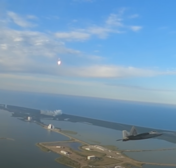 Stunning Video of F-22 Raptors Trying to Chase a SpaceX Falcon Rocket ...